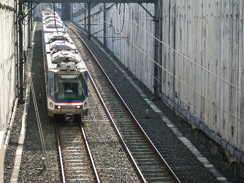 MRT-3_Manila_train_towards_Ayala_Station - RMN Networks