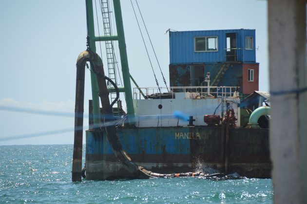 Pagdunggo sa usa ka dakong barge sa kadagatan sa Barangay Sta. Filomena ...