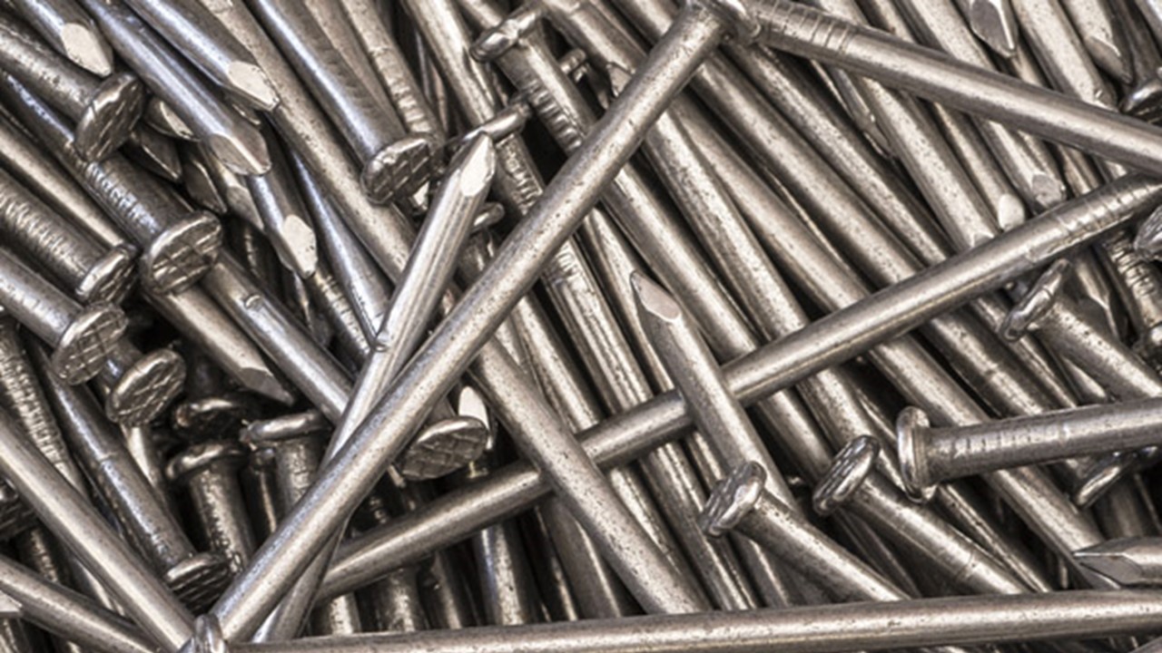 Gulong ng heavy equipment hinahagisan ng kahoy na may pako sa Rodriguez ...