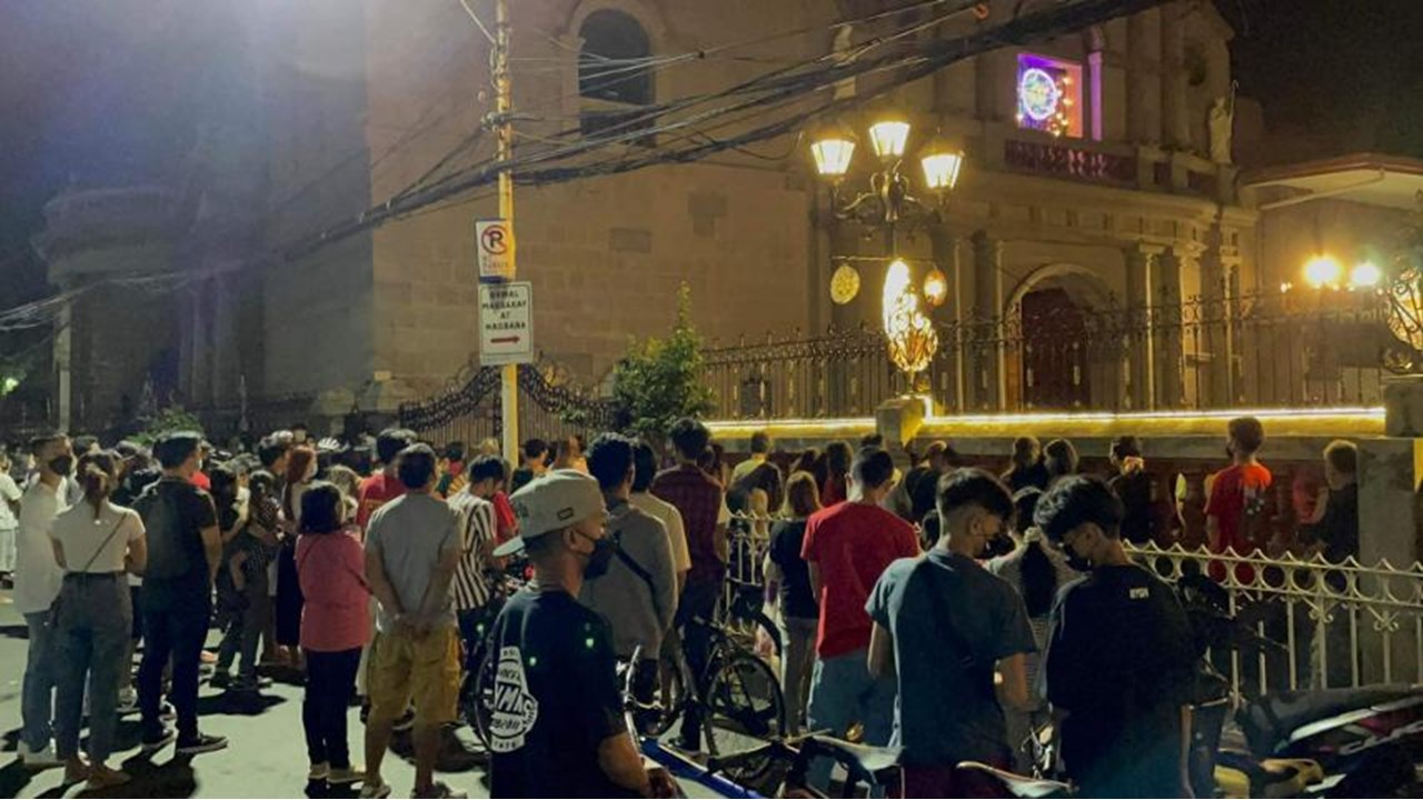 Mga pinapapasok sa loob ng Pasig Cathedral sa Simbang Gabi, hinahanapan ...
