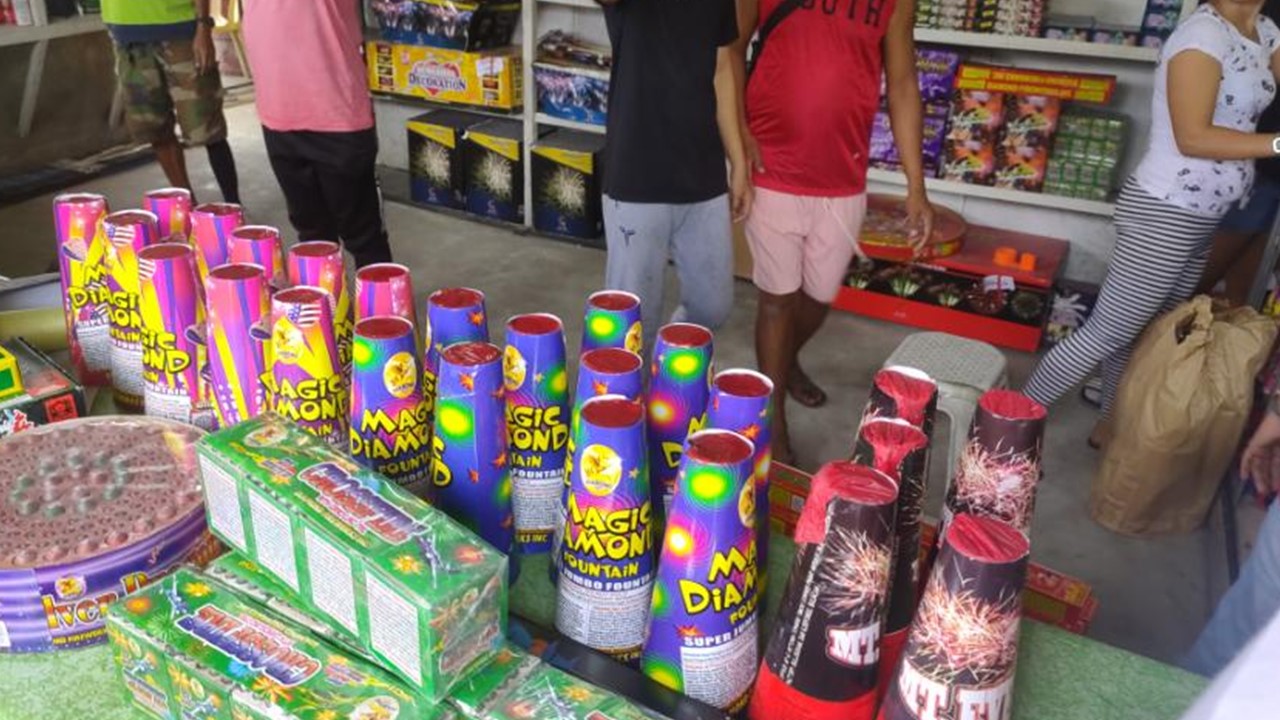 Ilang tindahan ng paputok at pailaw sa Bocaue, Bulacan nakitaan ng paglabag ng DTI - RMN Networks