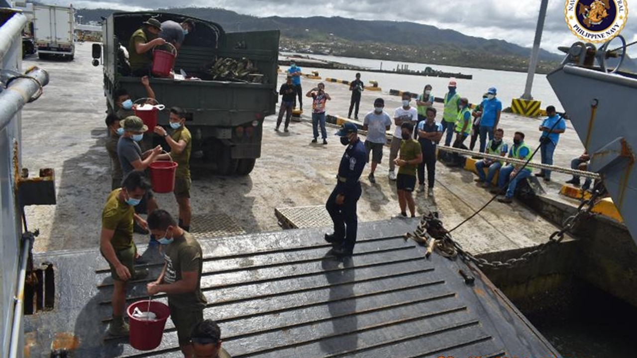 Philippine Navy, tuloy ang paghahatid ng tulong sa mga sinalanta ng Bagyong Odette sa mga ...