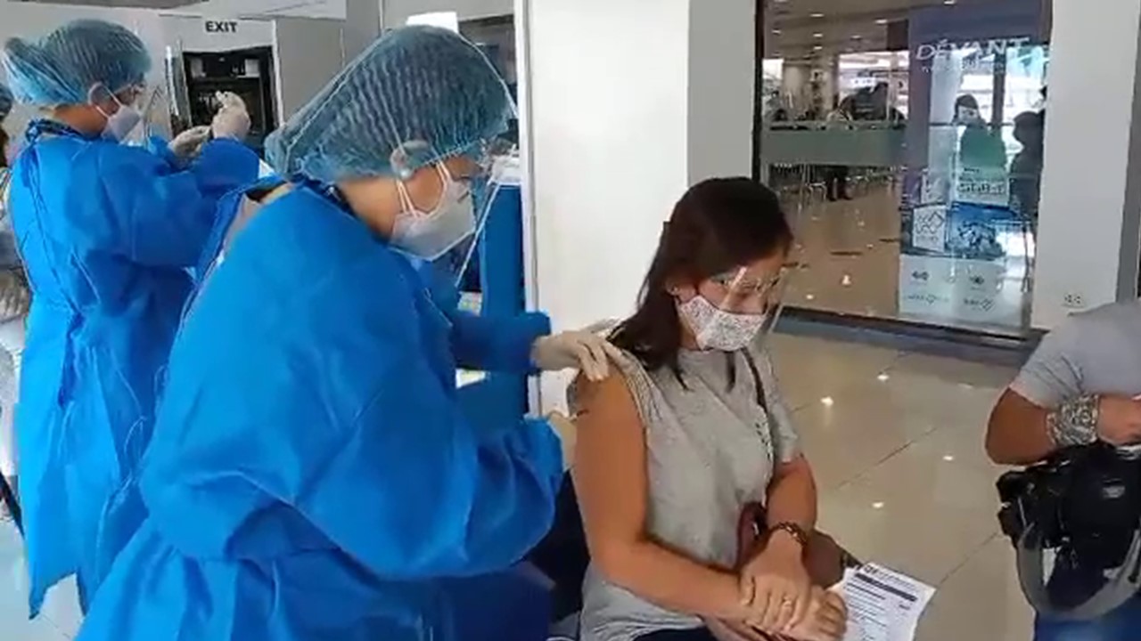 Pagbabakuna sa ilang mga kawani ng NAIA, ipagpapatuloy na sa Biyernes ...