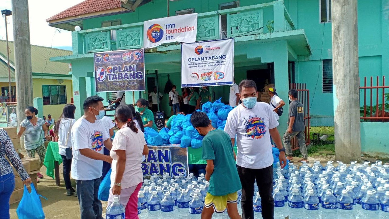 RMN Foundation at RMN Cebu, naghatid ng tulong at saya sa mga nasalanta ng Bagyong Odette sa ...