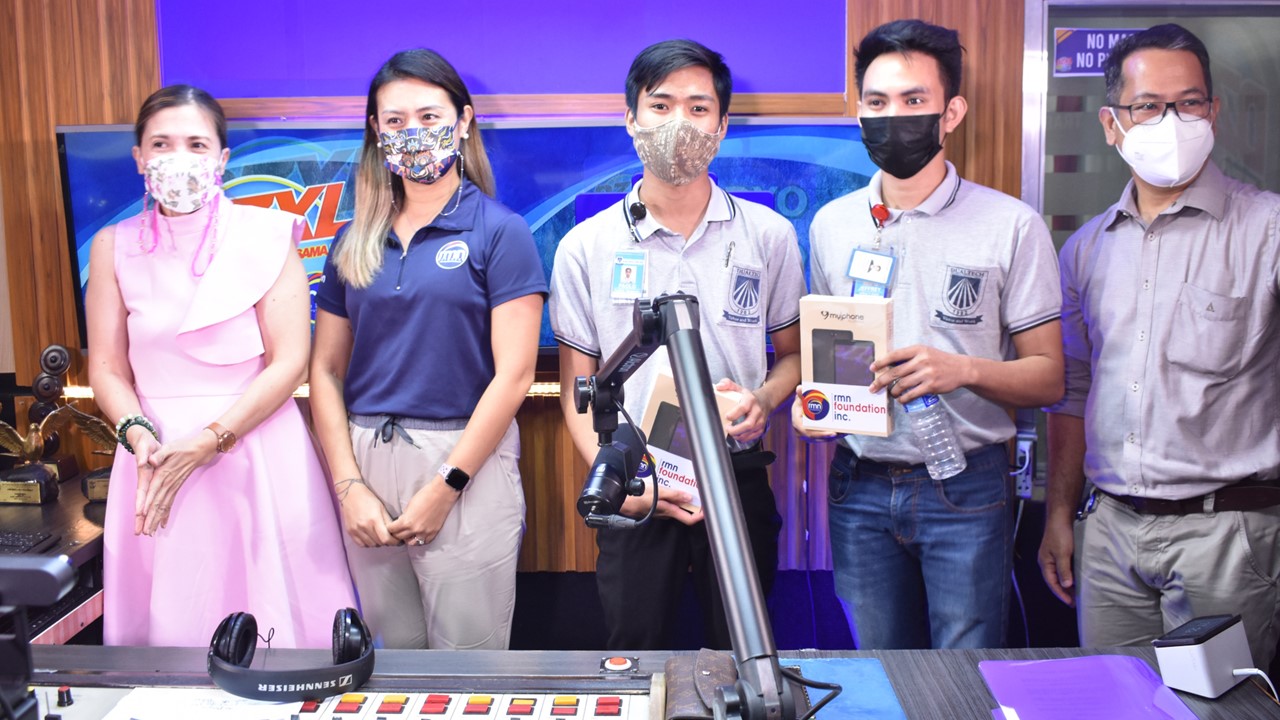 Dalawang scholar ng RMN Networks, RMN Foundation, Inc. at Dualtech ...