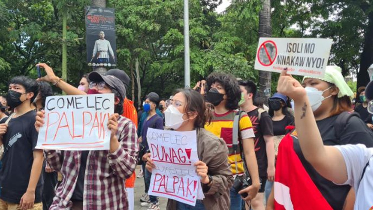 Ilang grupo, nagsagawa ng kilos-protesta sa COMELEC para kuwestiyunin ...