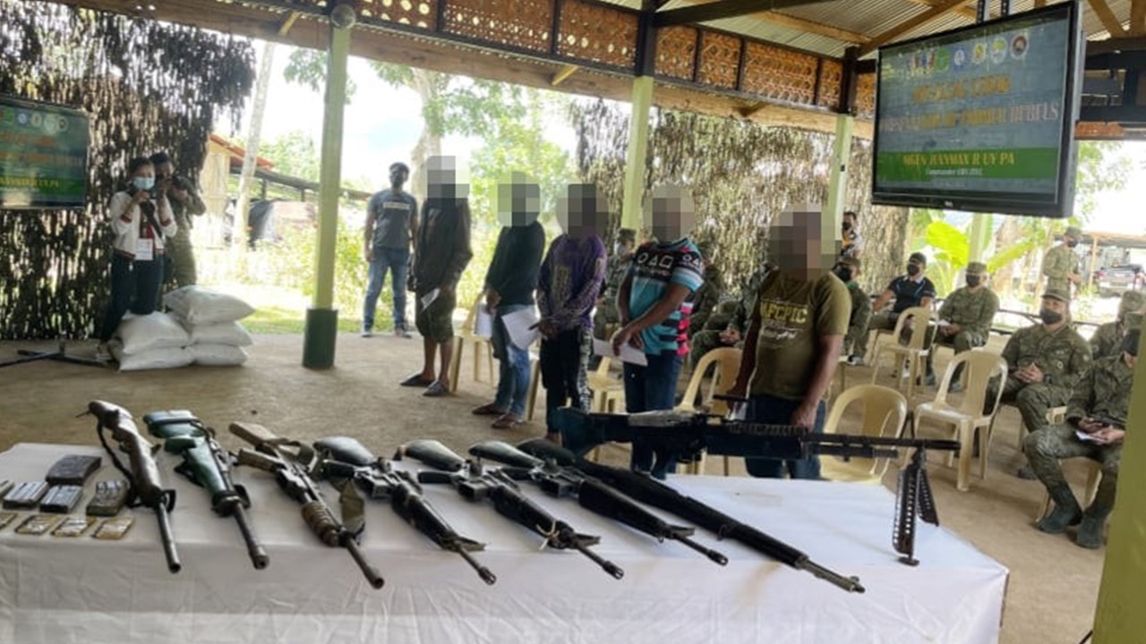 Imbakan ng armas, narekober ng militar matapos ituro ng mga sumukong ...