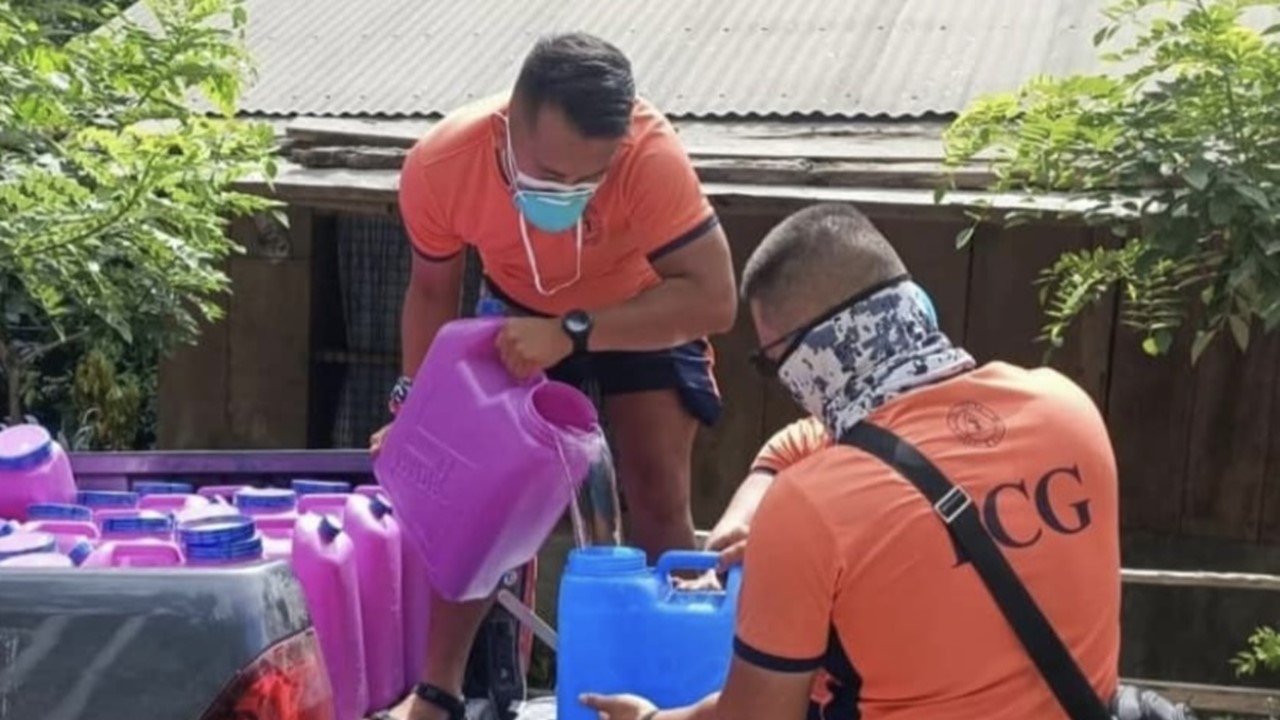 PCG, namahagi na rin ng inuming tubig sa mga residenteng apektado ng ...