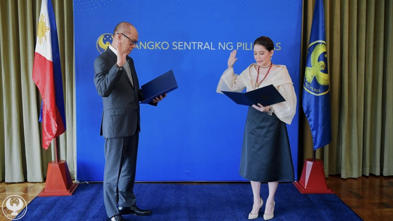 Bagong BSP Deputy Governor Bernadette Romulo-Puyat, pormal nang nanumpa kay BSP Governor Ben ...