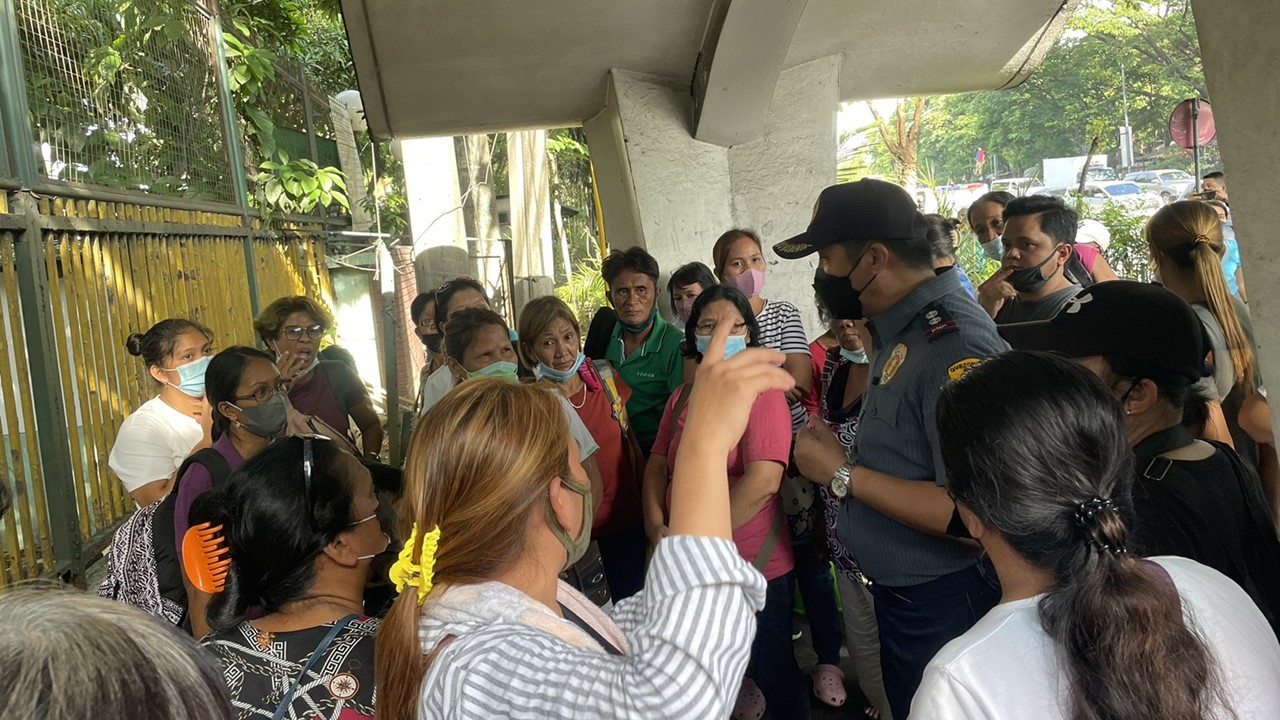 Mahigit 100 pulis, nagbantay sa DAR; mga magsasaka na nag-rally ...