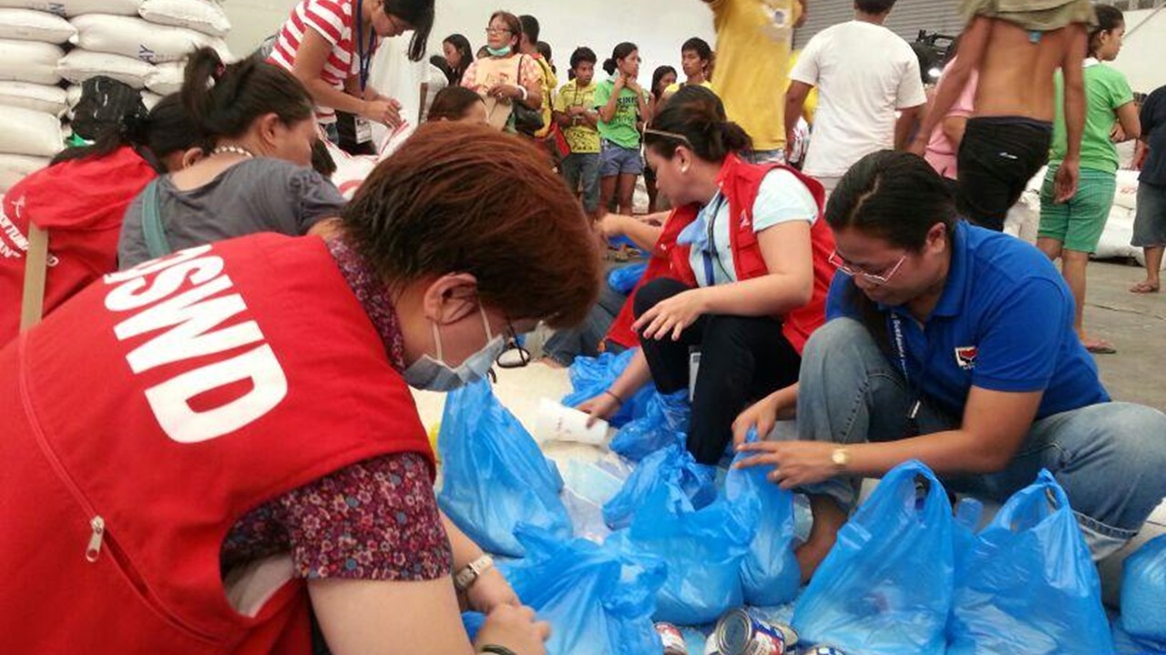 Mga binahang residente ng Barangay Tatalon sa Quezon City, kinalampag ...