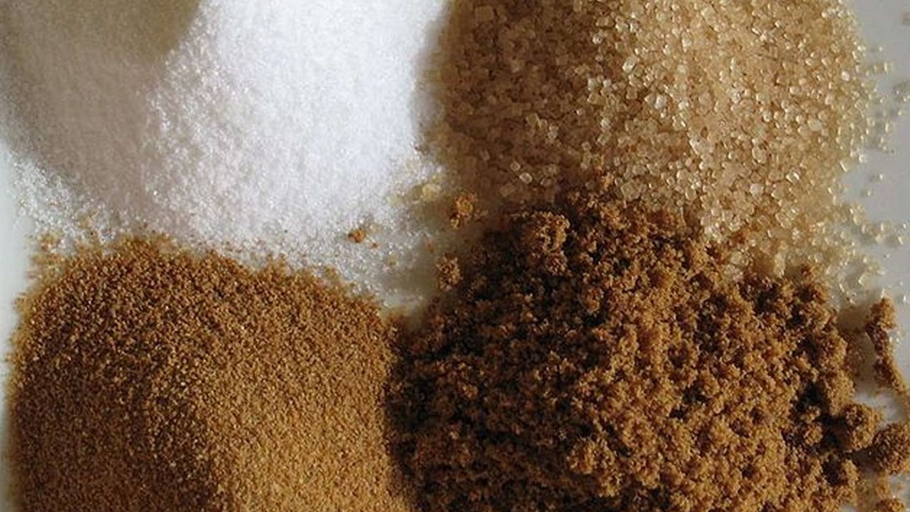 Presyo ng kada kilo ng asukal sa Metro Manila, pumalo na sa mahigit ...