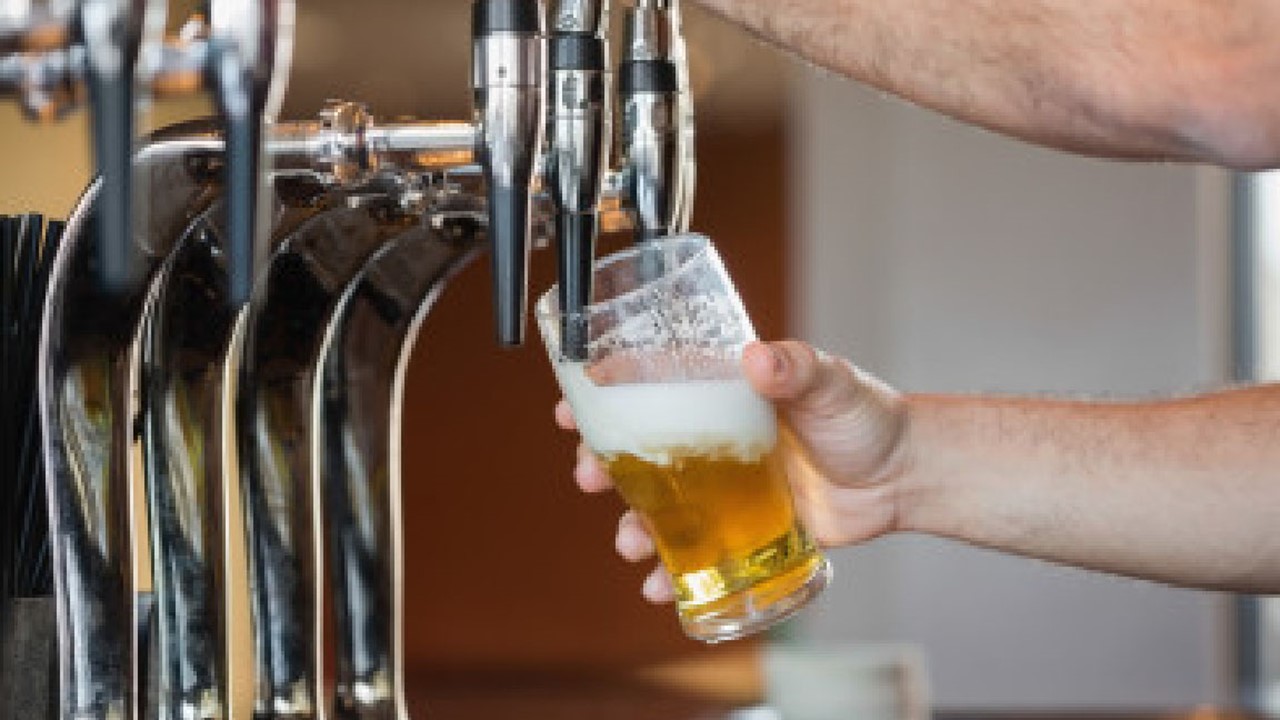 Pagbebenta at pagpapainom ng alak sa mga 21 taong gulang pababa at mga ...