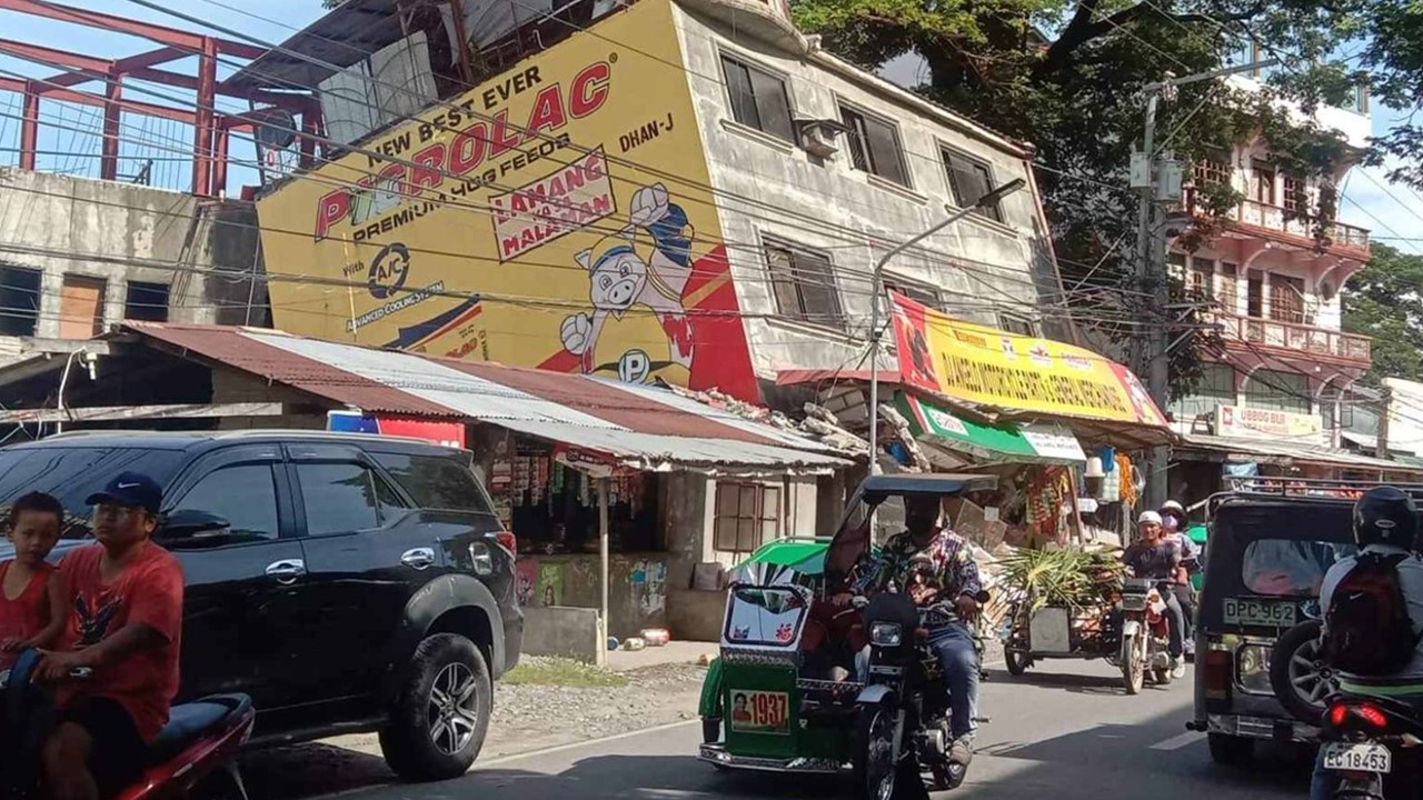 Abra, La Paz Mayor Joseph Bernos, humiling ng karagdagang ambulances at firetrucks sa ...