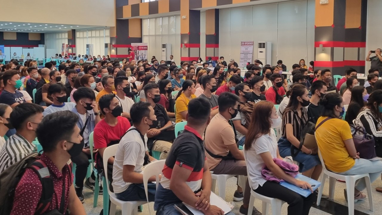 Ilang aplikante, na-hire on the spot sa Mega Job Fair ng Peso Valenzuela katuwang ang DZXL Radyo ...