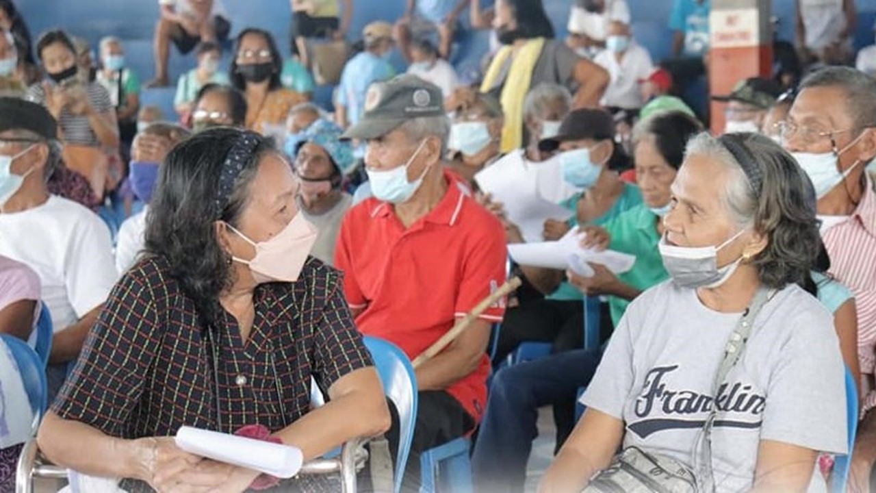 Pamamahagi ng ₱1,000 social pension ng mga indigent senior citizens ...