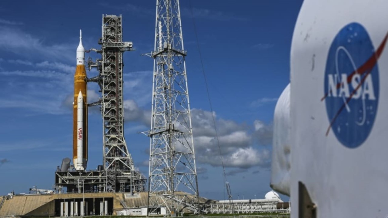 Paglipad ng kauna-unahang Space Launch System rocket ng NASA sa buwan ...