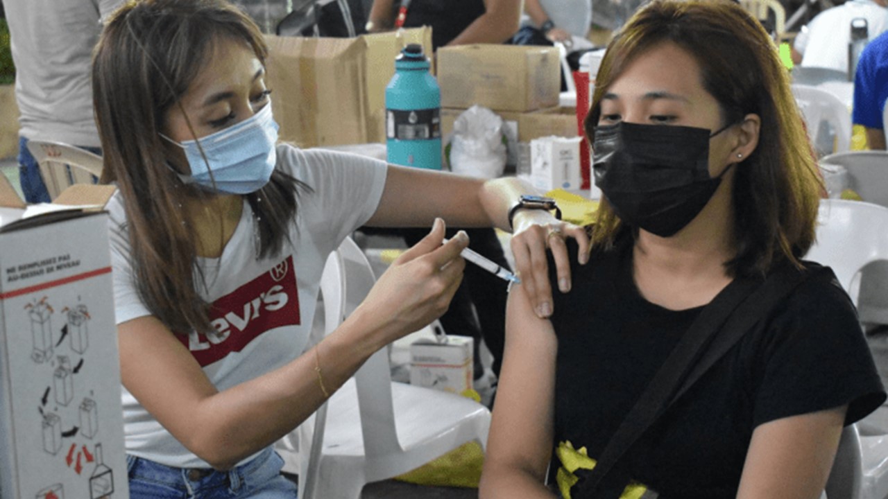 Bilang ng mga nagpapaturok ng booster shot sa bansa, nananatiling ...