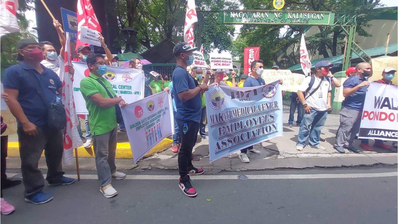 Grupo ng mga healthcare worker, muling nagkasa ng kilos-protesta sa DOH ...