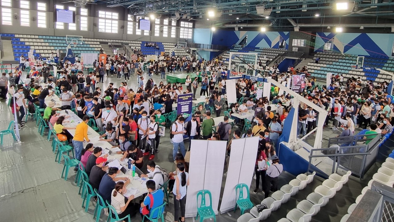 Mga na-hire on the spot sa ikinakasang Mega Job Fair sa Valenzuela, umabot ng higit 100 - RMN ...
