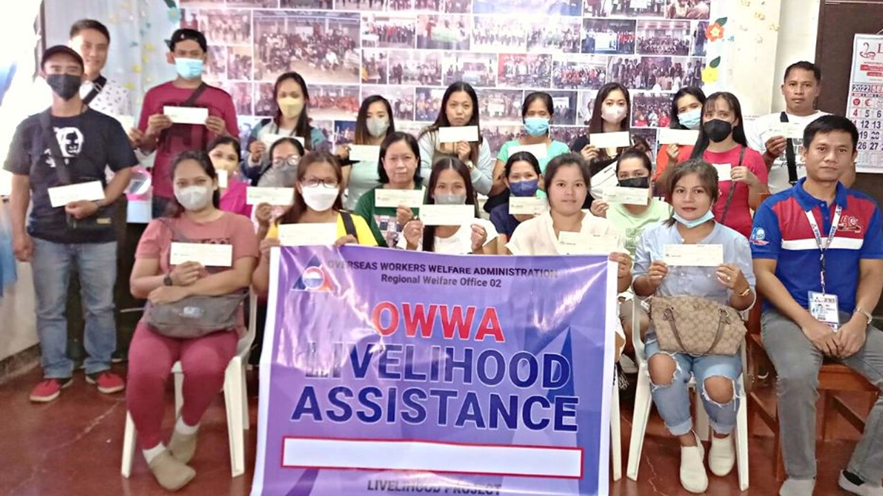 OWWA, namahagi ng P400,000 sa 23 distressed OFWs sa Cagayan Valley - RMN Networks