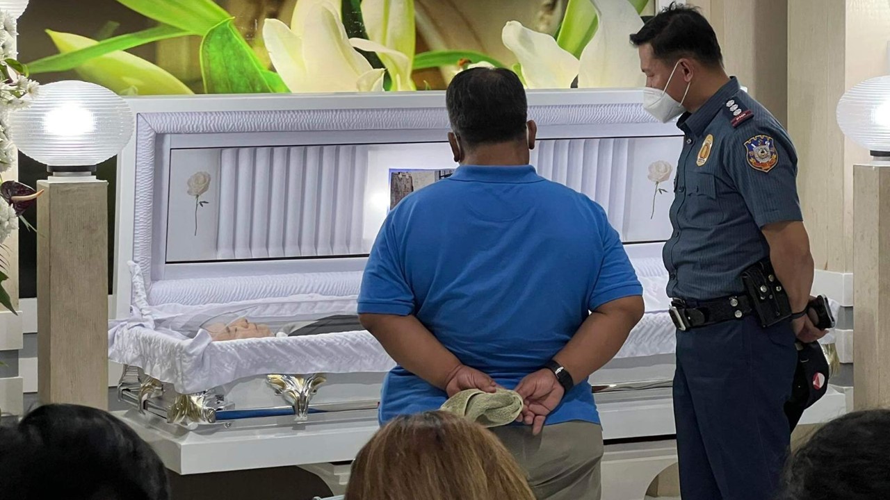 Burol ni Percival Mabasa sa Funeraria Paz sa Manila Memorial Park ...