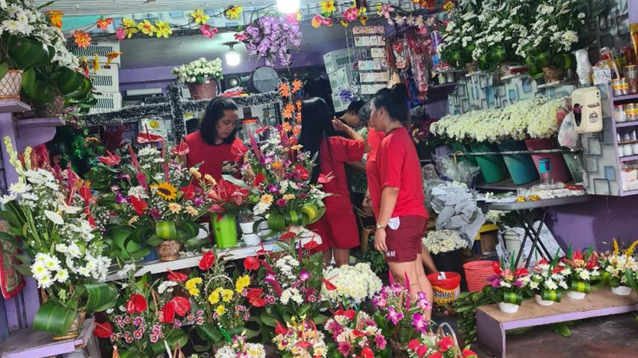 Bentahan ng bulaklak sa Manila Memorial Park, tataas pa hanggang sa ...