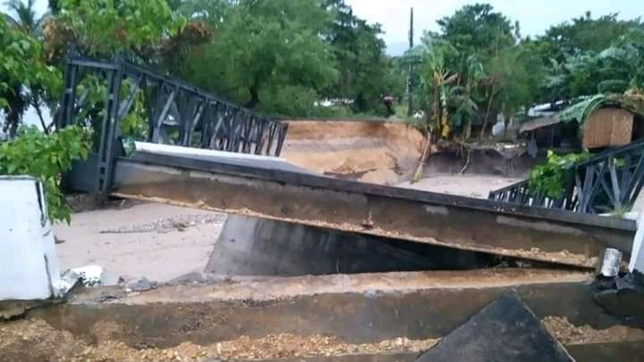 Halaga ng pinsala sa imprastraktura dahil sa Bagyong Paeng, sumampa na sa higit ₱760 million ...