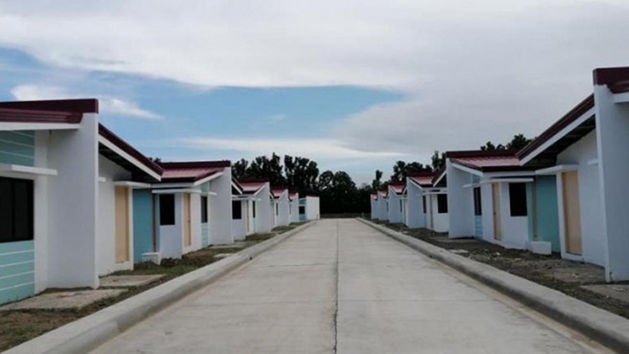 10 pang mga LGU, lumagda para maging katuwang ng DHSUD sa pagtatayo ng ...