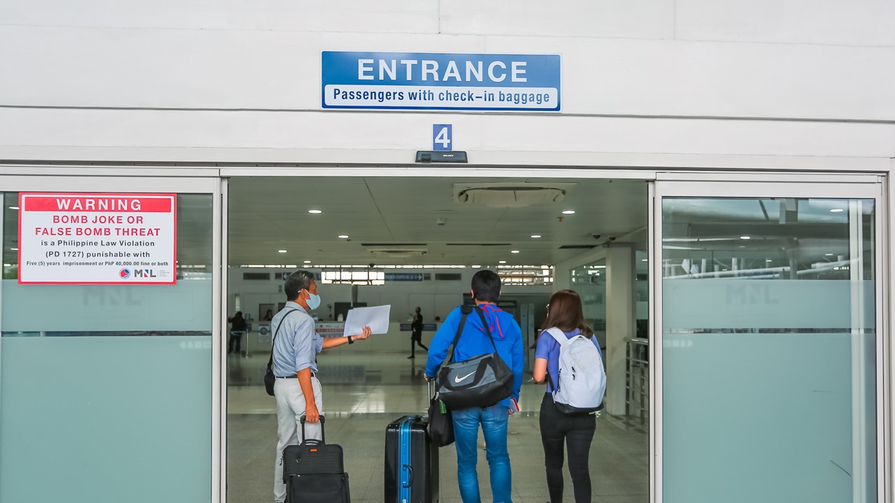Crowd control personnel, ipinakalat na sa NAIA terminals sa harap ng ...