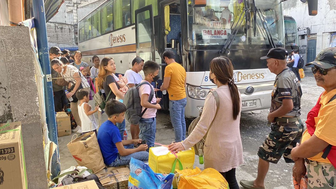 Pasahero sa Genesis Bus Terminal, matumal - RMN Networks