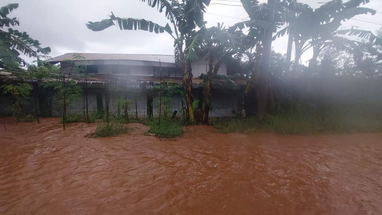 Mga nasirang tahanan bunsod ng malakas na pag-ulan at matinding pagbaha, sumampa na sa mahigit ...