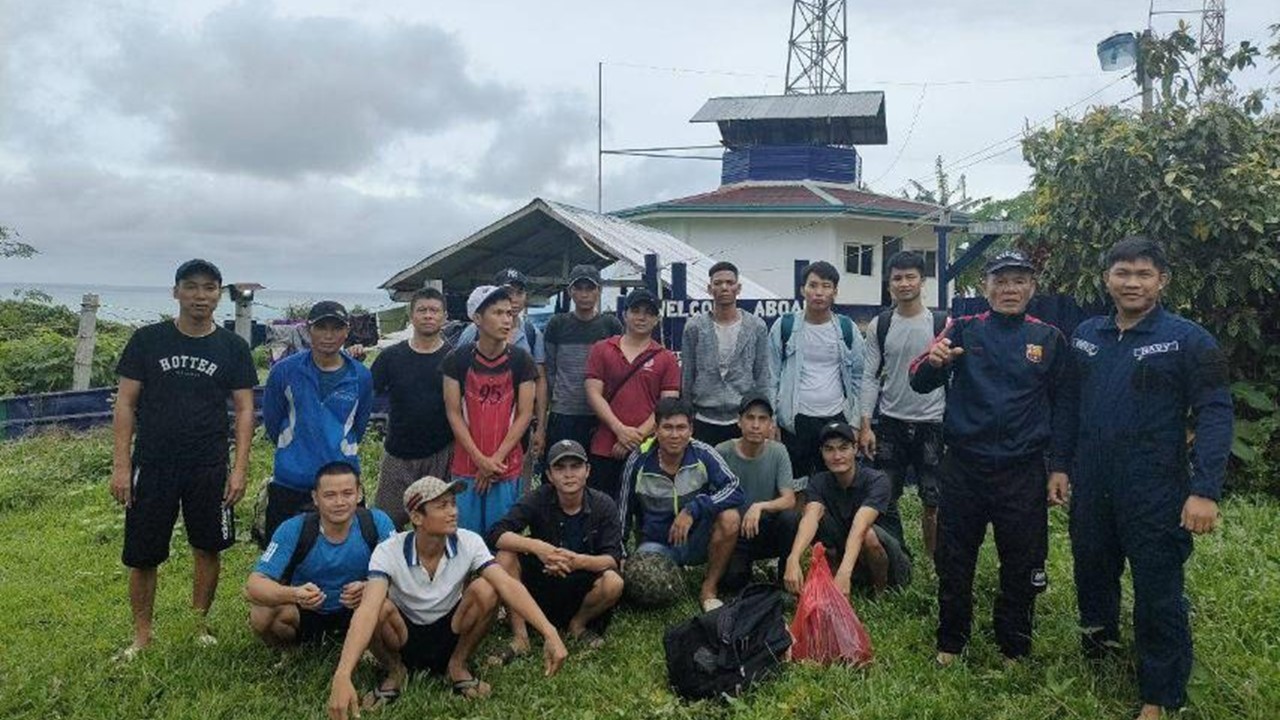 Sumadsad na barko ng Vietnam sa Balabac, Palawan, sinaklolohan ng AFP ...