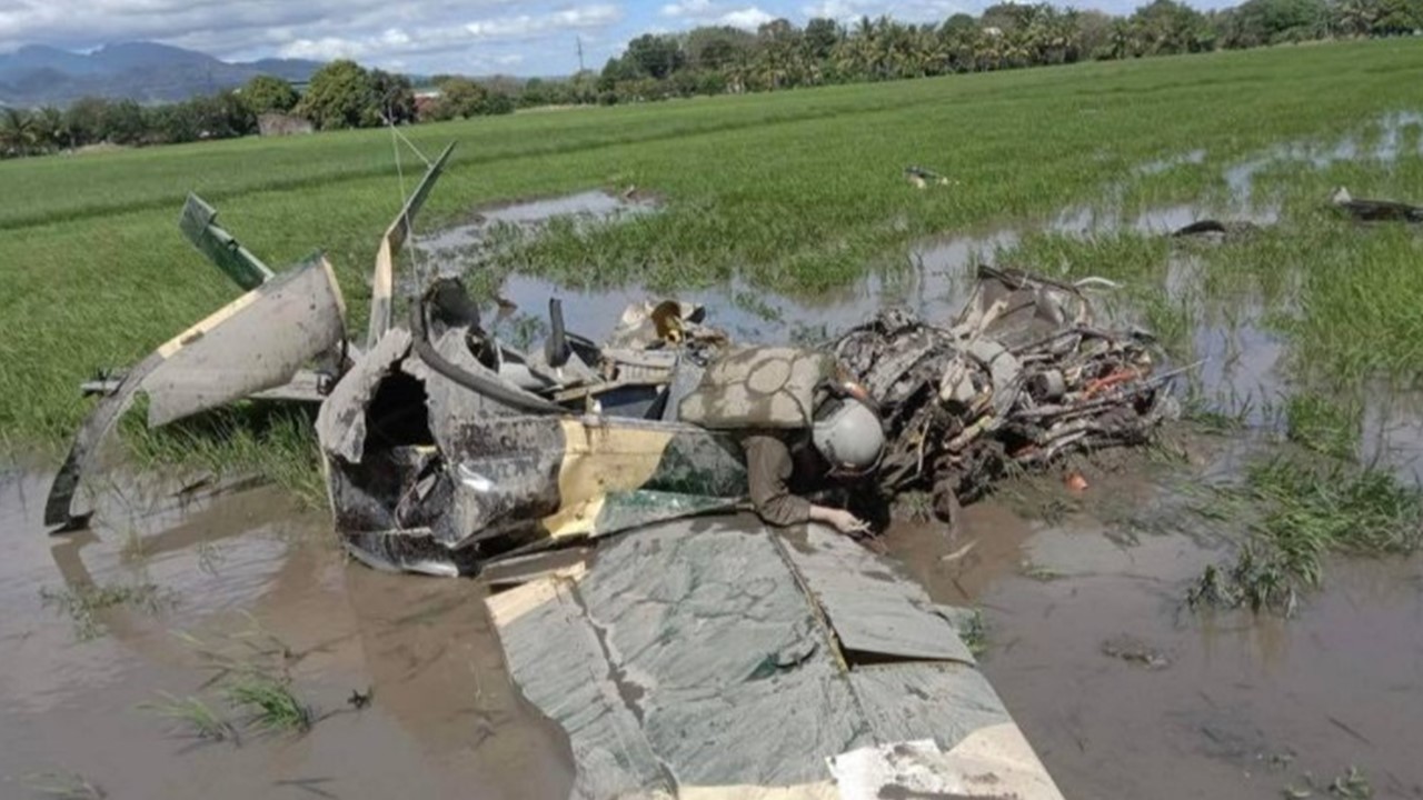 Mga labi ng dalawang pilotong nasawi sa bumagsak na PAF aircraft, nakahimlay na sa Villamor ...