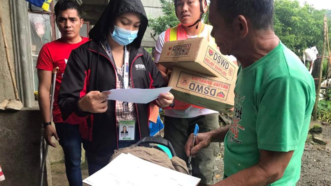 Halos P100-M tulong, naipagkaloob ng pamahalaan sa mga naapektuhan ng masamang panahon sa ilang ...