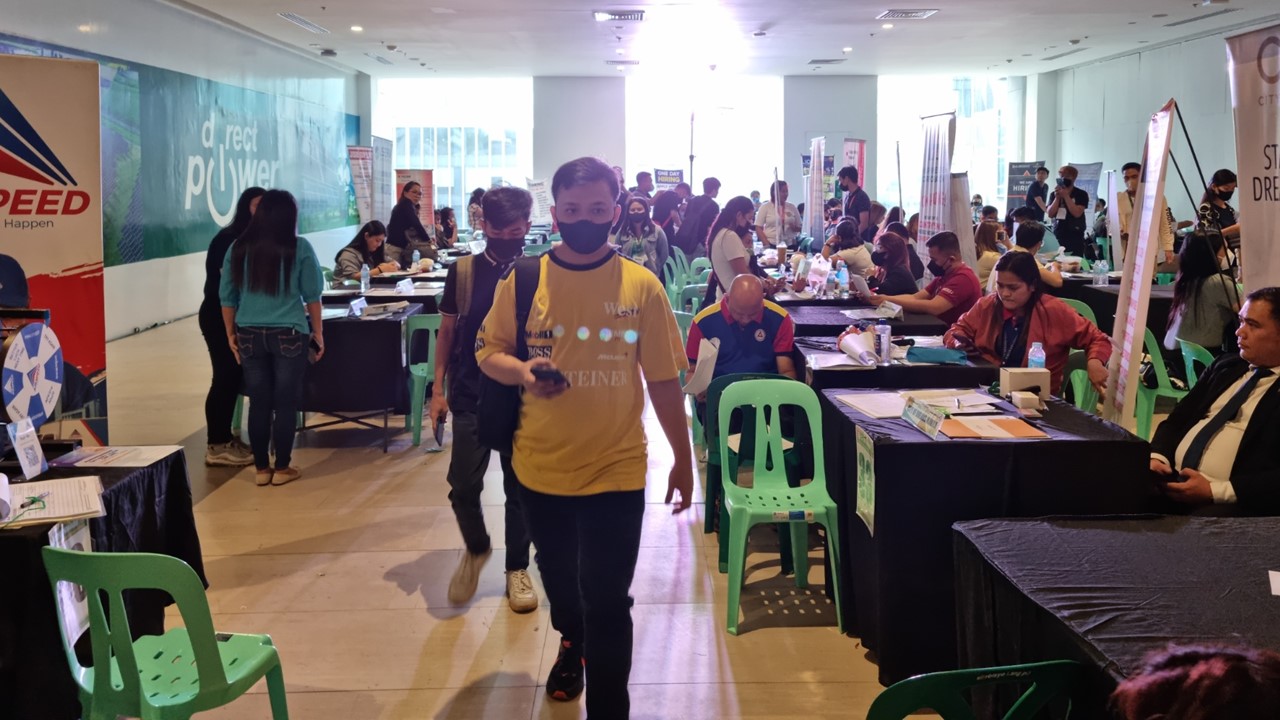 Higit 50 aplikante, na-hire on the spot sa mega job fair ng Parañaque City PESO katuwang ang ...