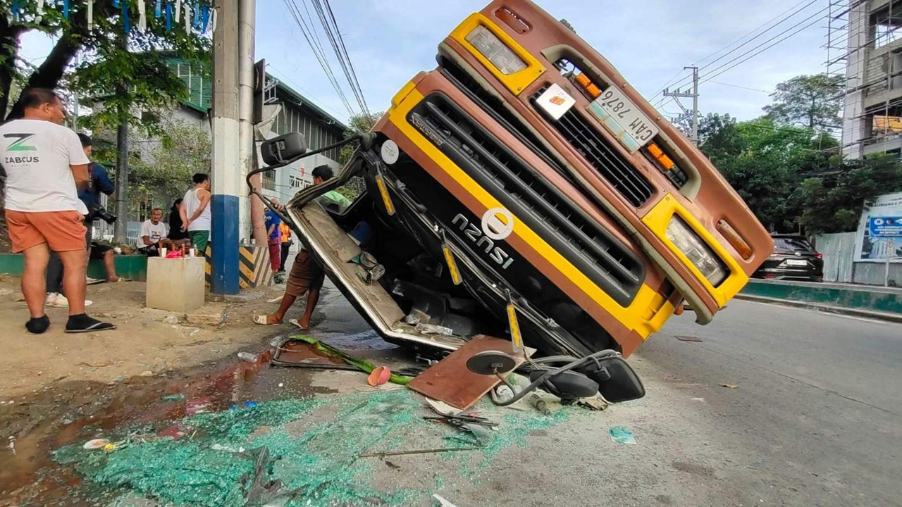 Trailer truck na tumagilid sa Sampaloc, Maynila, pahirapan alisin - RMN ...
