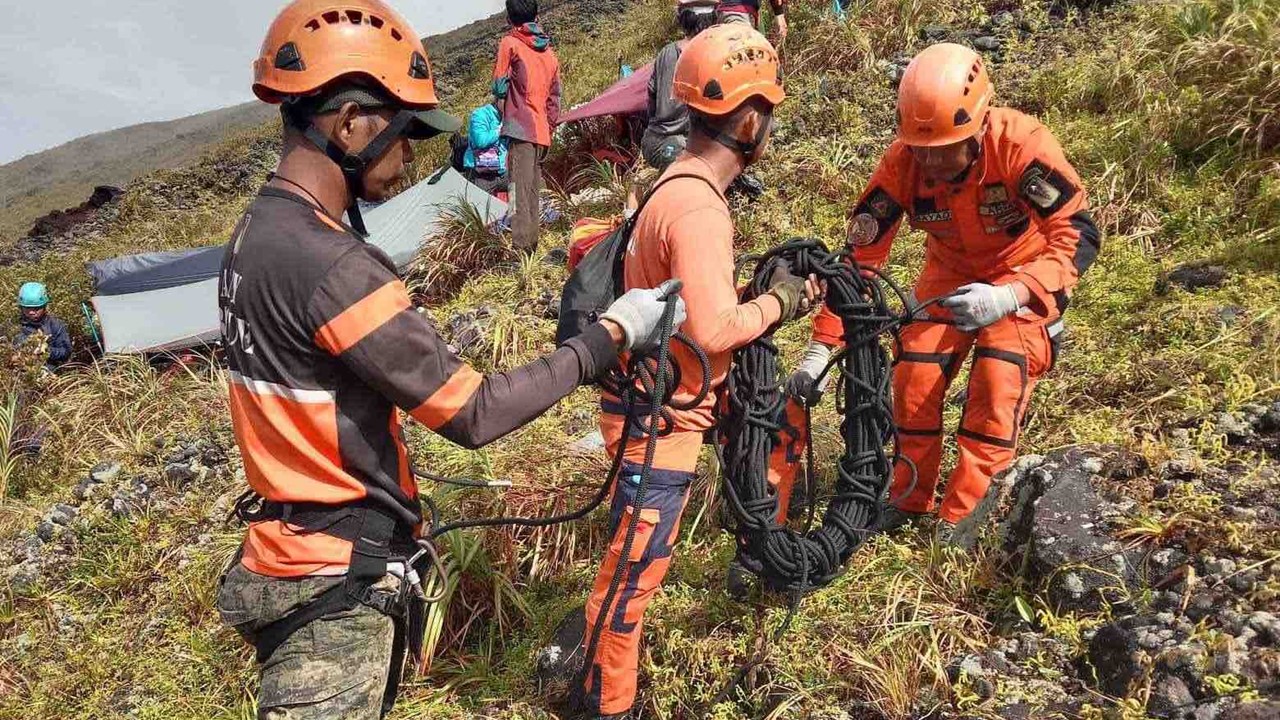 Labi ng 4 na nasawi sa Cessna plane crash sa Albay, posibleng bukas pa tuluyang maibaba mula sa ...
