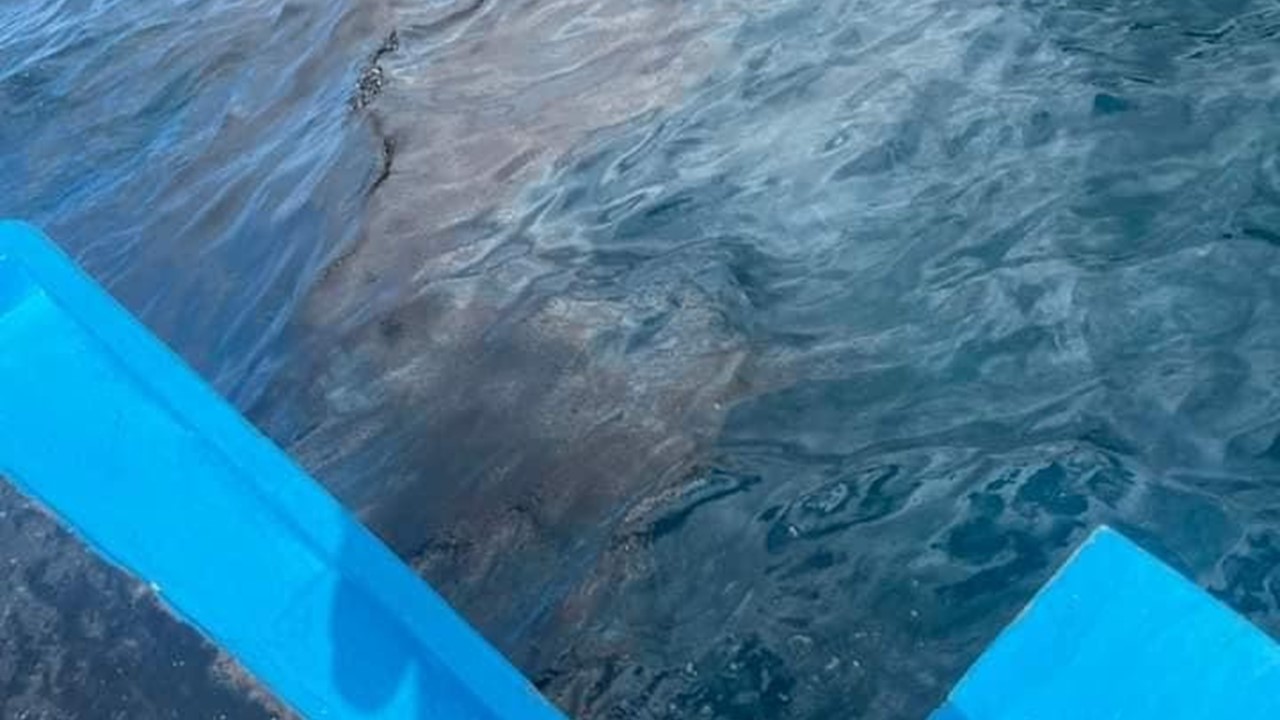 Oil spill mula sa MT Princess Empress, nakaabot na ng Isla Verde ...