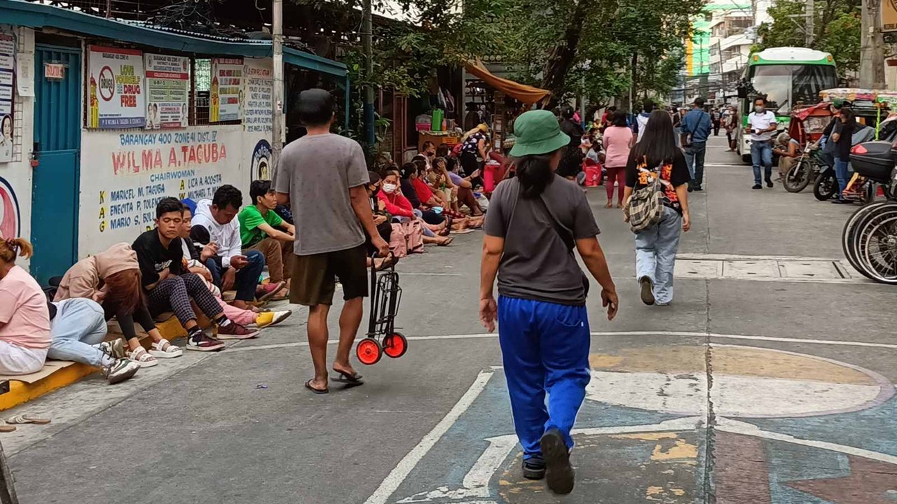 DSWD Crisis Intervention Section sa Sampaloc, Maynila, dinagsa ng mga nais makahingi ng tulong ...