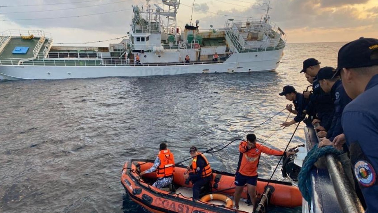 Limang Japanese crew members, nirescue ng PCG matapos tumagilid ang sinasakyang barko sa ...