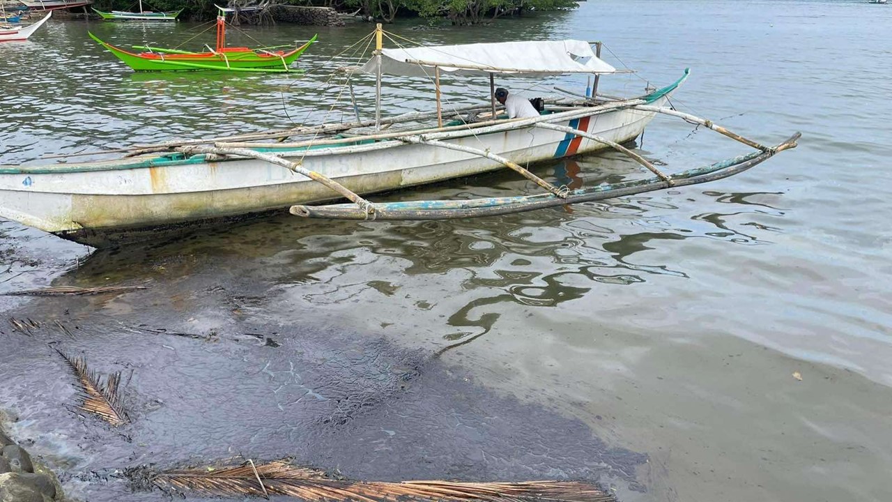 Tulong sa mga pamilyang apektado ng oil spill sa Oriental Mindoro, tiniyak ni PBBM - RMN Networks