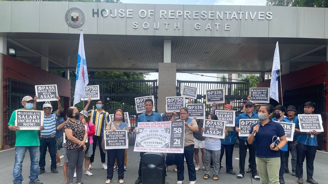 Mga kasapi ng ACT Philippines, nagtitipon-tipon sa harap ng Kamara para ...