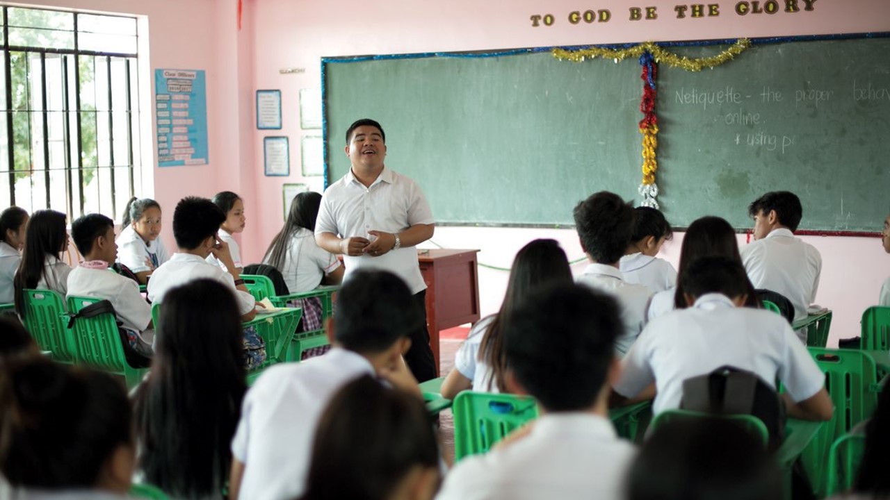 Sapat na pondo para sa panukalang dagdag na allowance sa mga guro, pinatitiyak ng isang senador ...