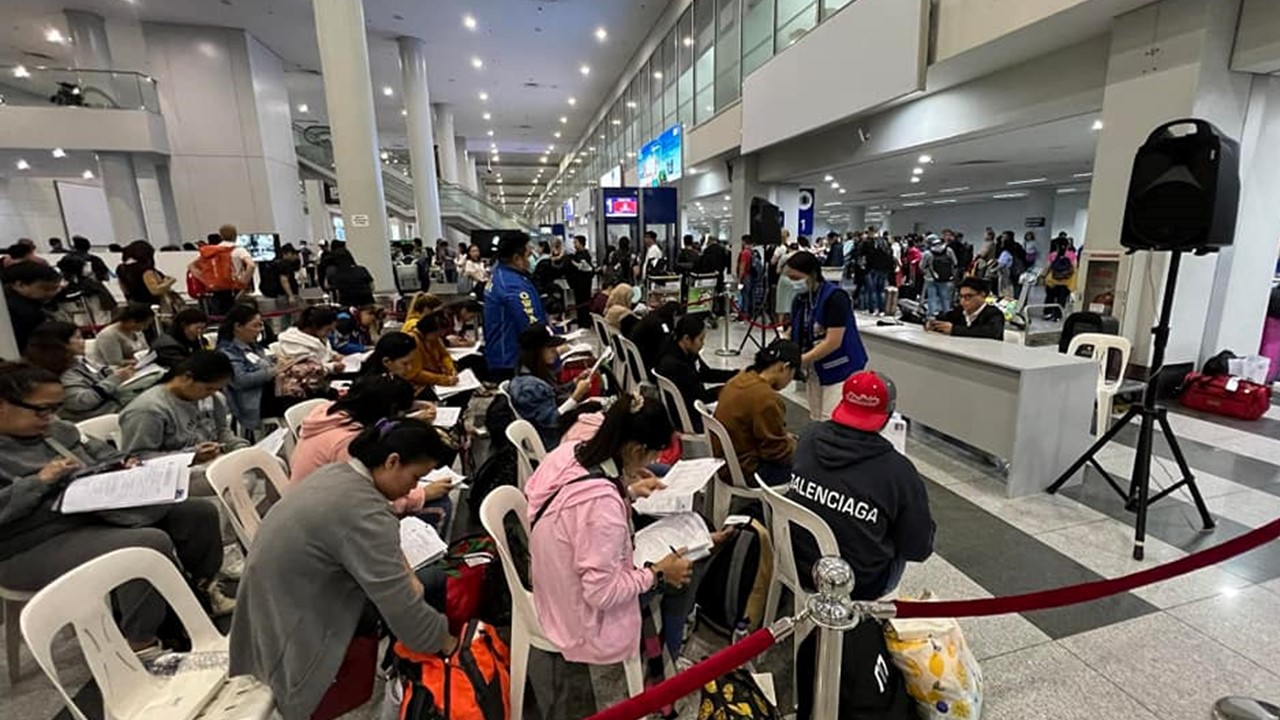 Karagdagang 78 distressed OFWs mula Kuwait, naiuwi na sa bansa sa gitna ...