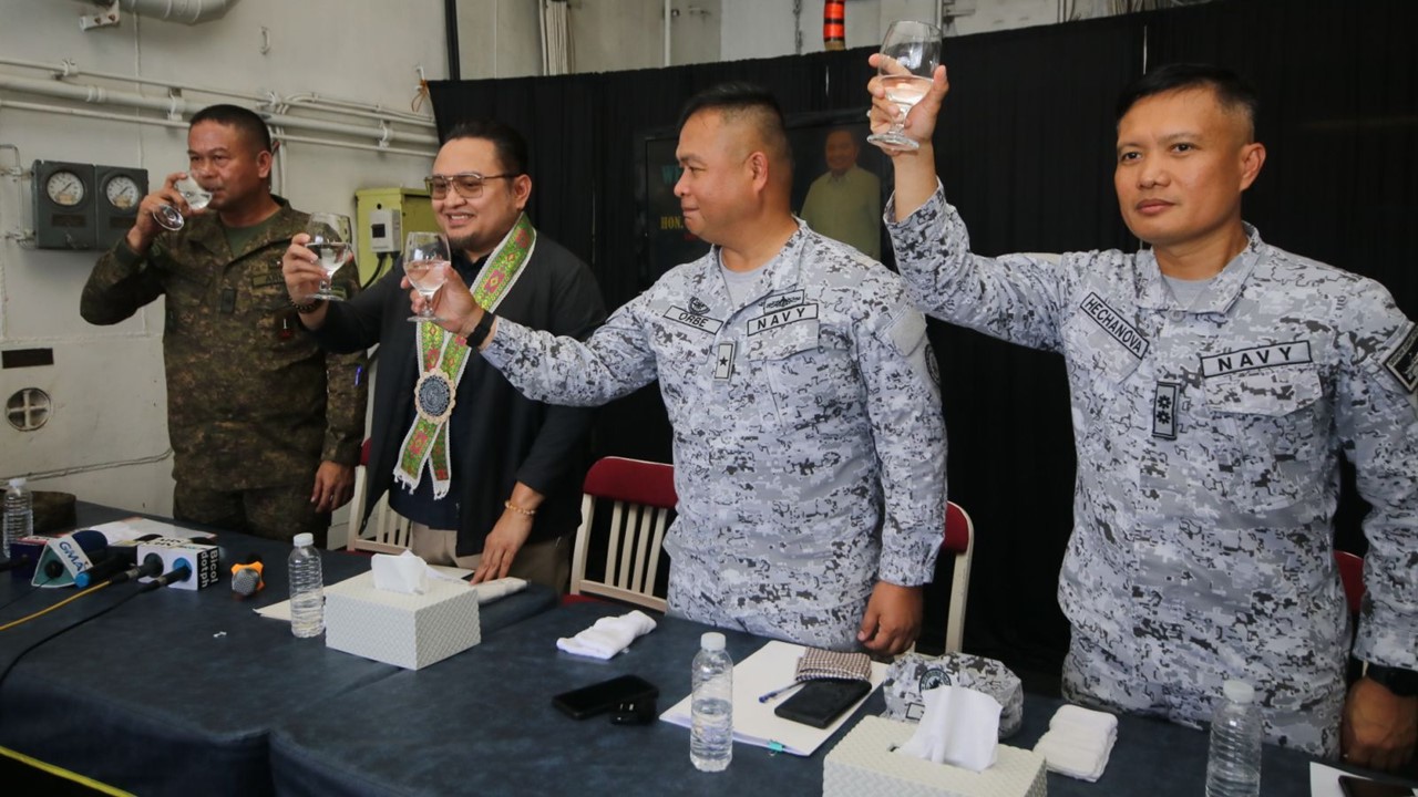 Philippine Navy ship na kayang mag-convert ng seawater sa freshwater ...