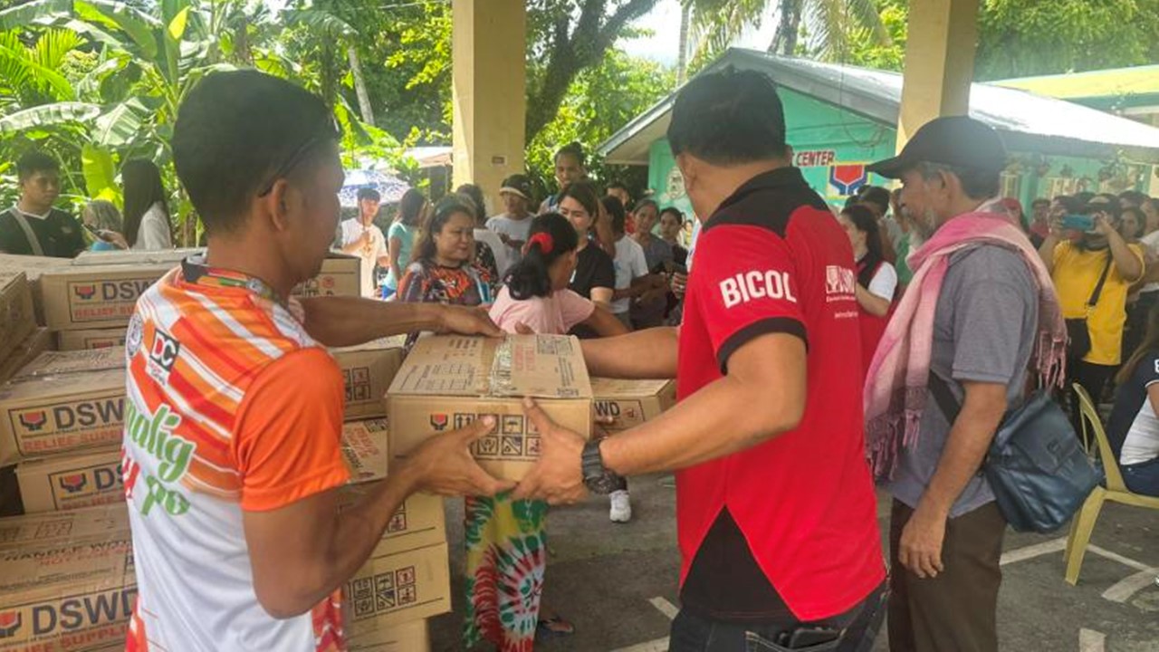 Naitulong ng gobyerno sa mga apektado ng pag-aalburoto ng Bulkang Mayon, umabot na sa mahigit ...