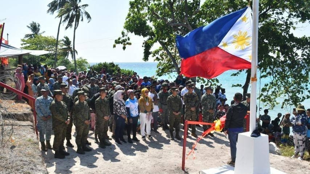 Incoming Army Chief Gen. Roy Galido, pinangunahan ang pagtataas ng ...