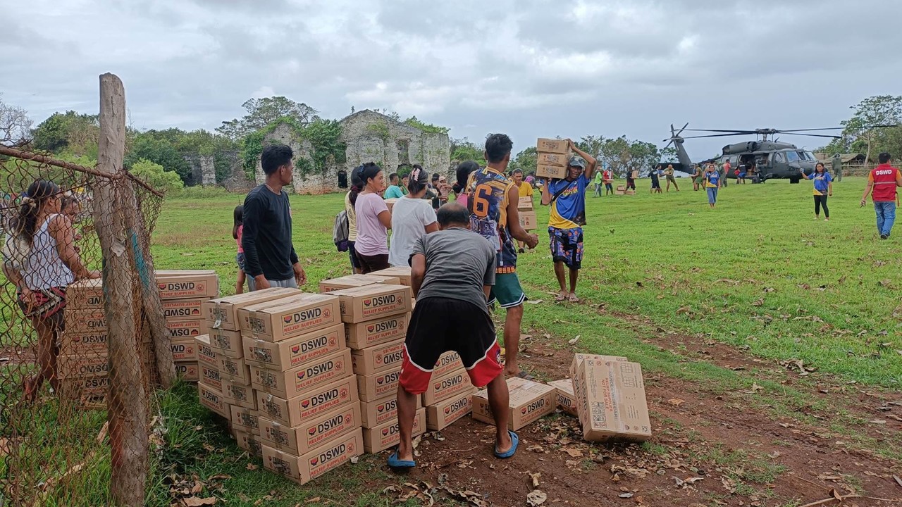 Defense Chief at AFP Chief, bibisita sa Lal-lo, Cagayan, relief goods ipamimigay sa mga ...
