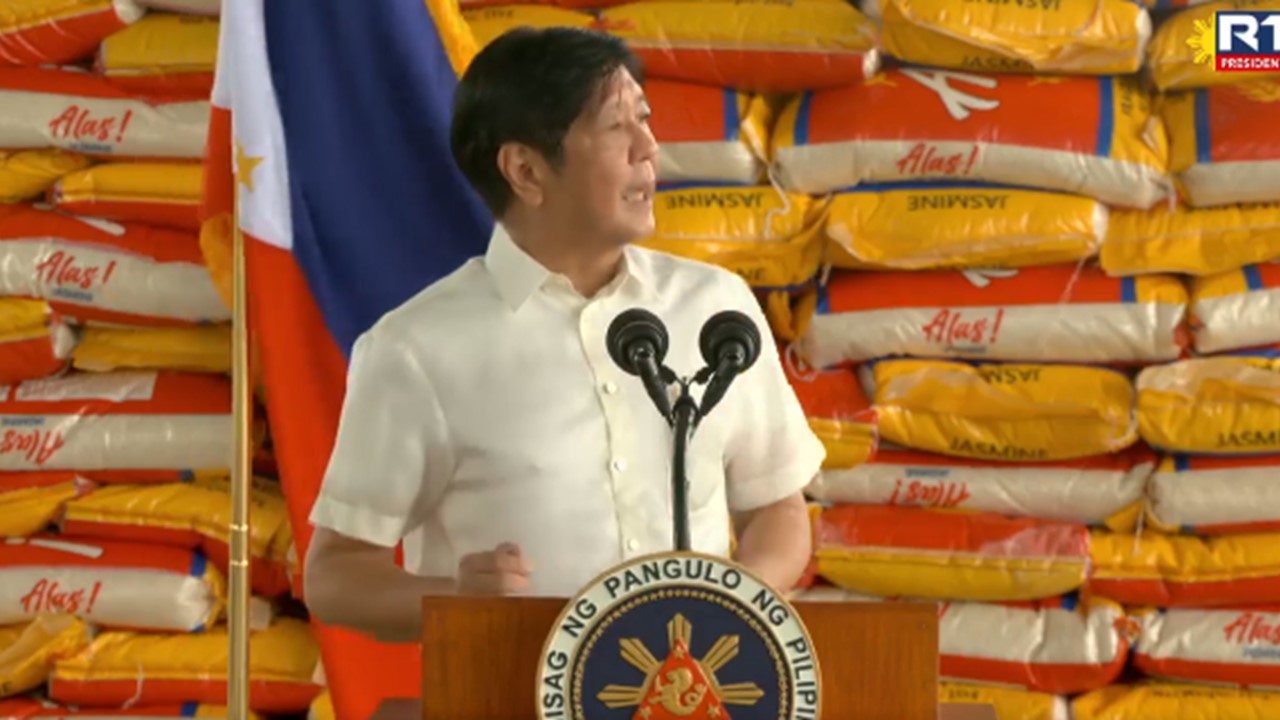 Pamimigay ng 1,200 na sako ng smuggled na bigas sa General Trias sa ...